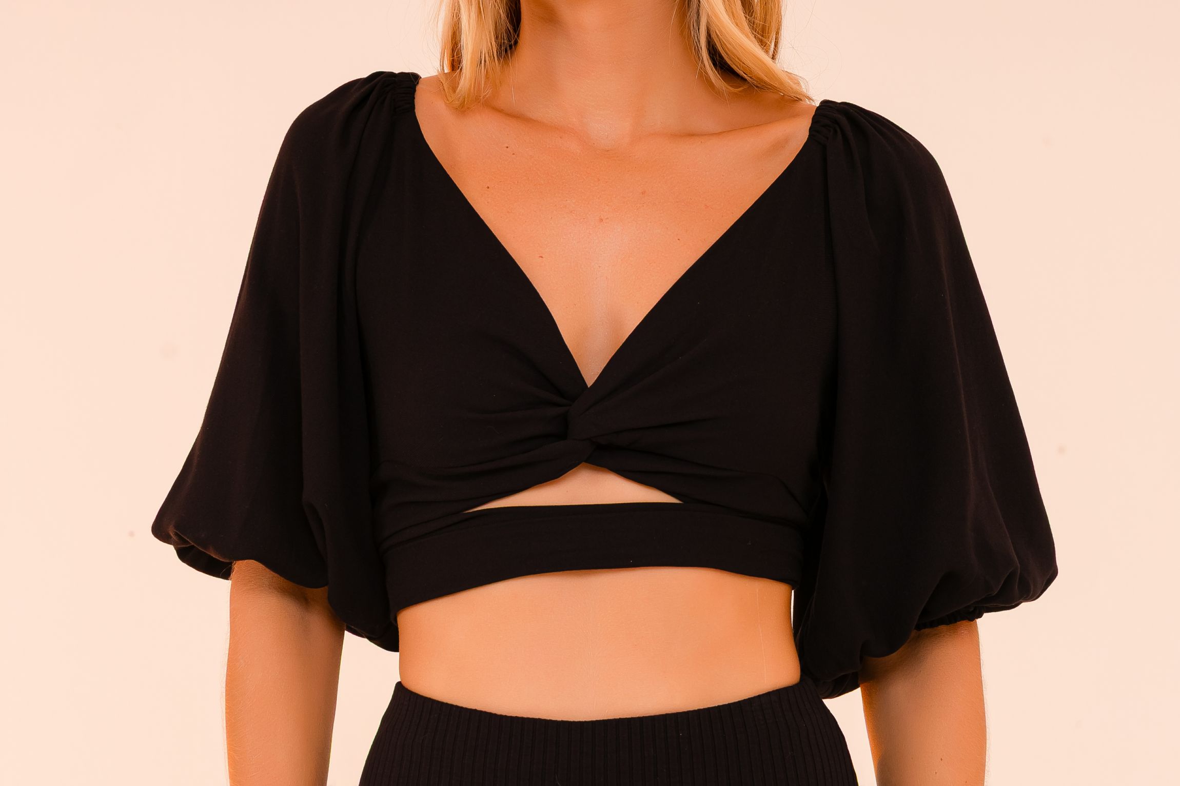 Comprar Cropped Multiformas Preto - a partir de R$90,06 - Amofrozinha