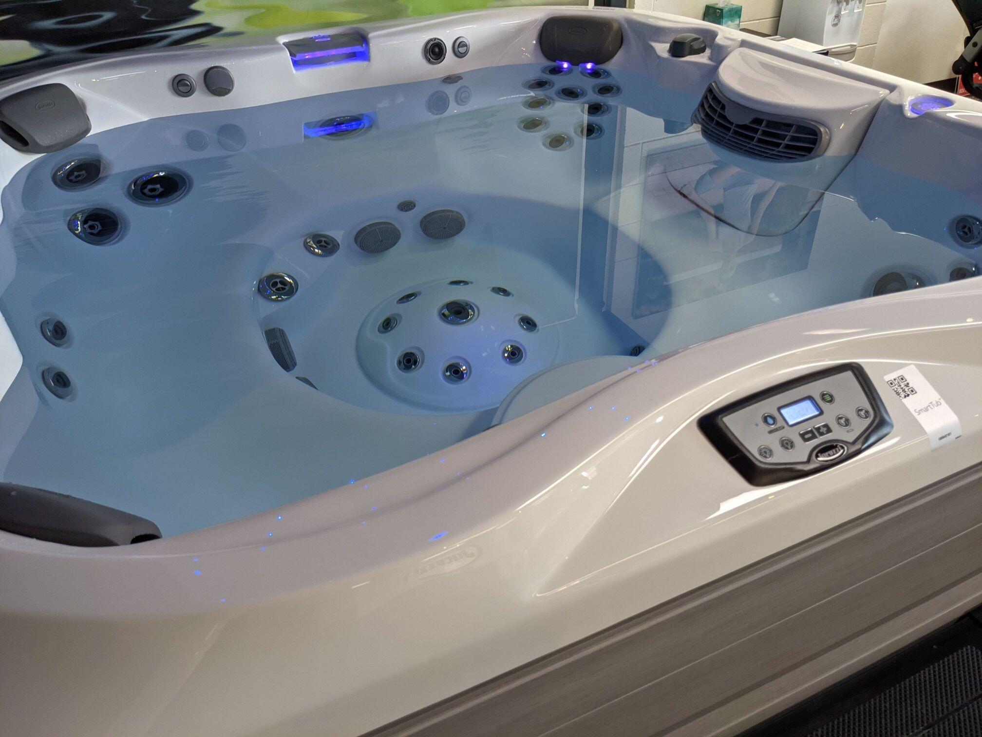 Comprar SPA J355 -JACUZZI - c/ Capa Térmica - a partir de R$139.429,87