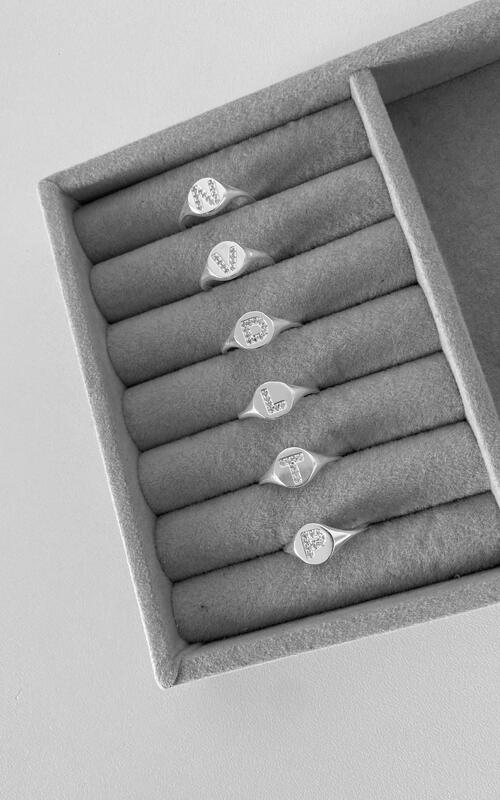 Comprar Anel de Prata letra cravejada - Ammare Pratas