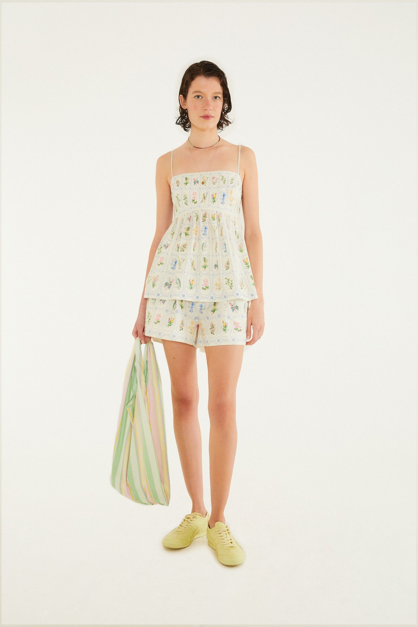 Comprar Short Porcelana Tropical FARM - Alto Verão 2026 - Loja KJU Brasil