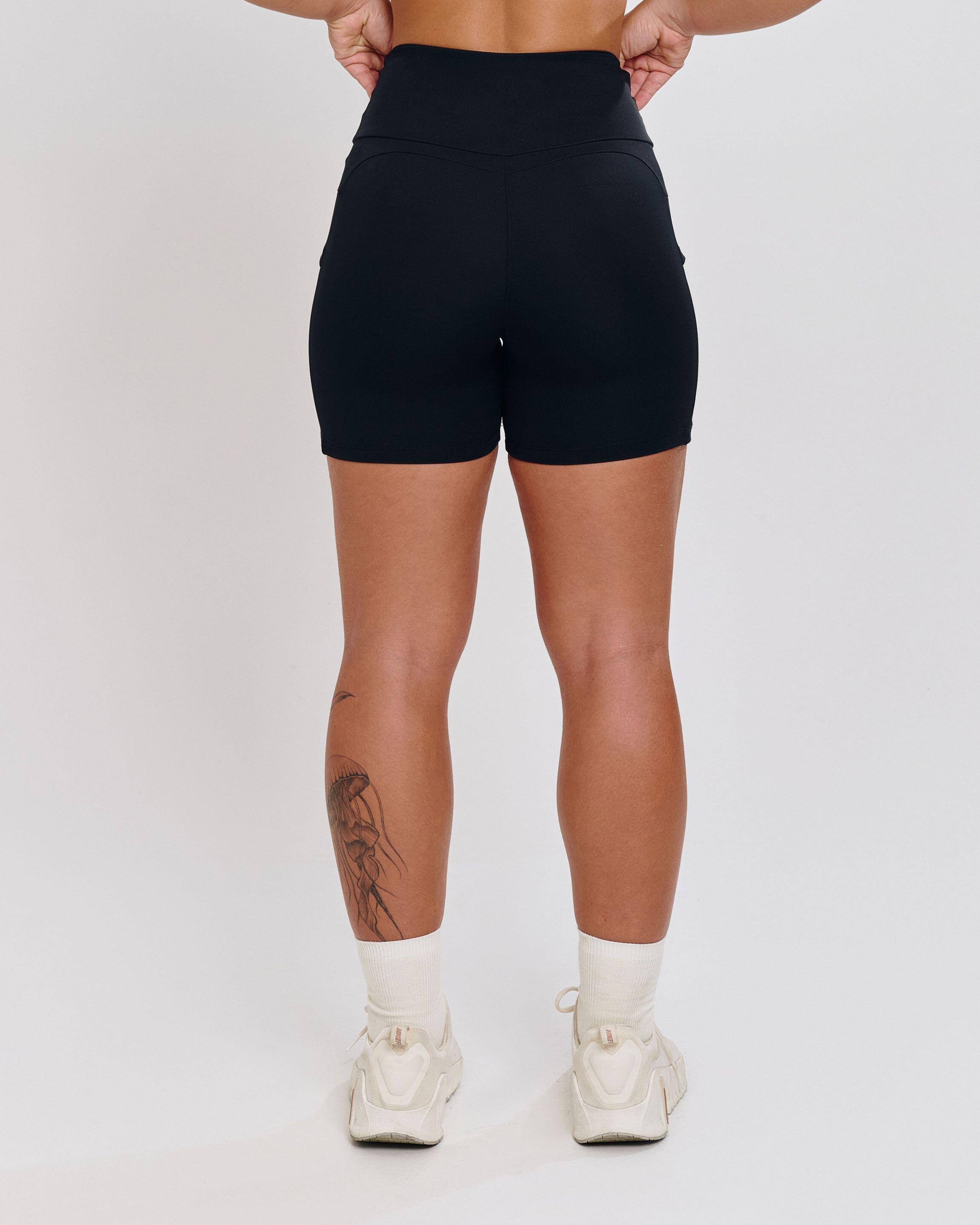 Comprar Short Bolso Preto Ju Mamute - a partir de R$75,90