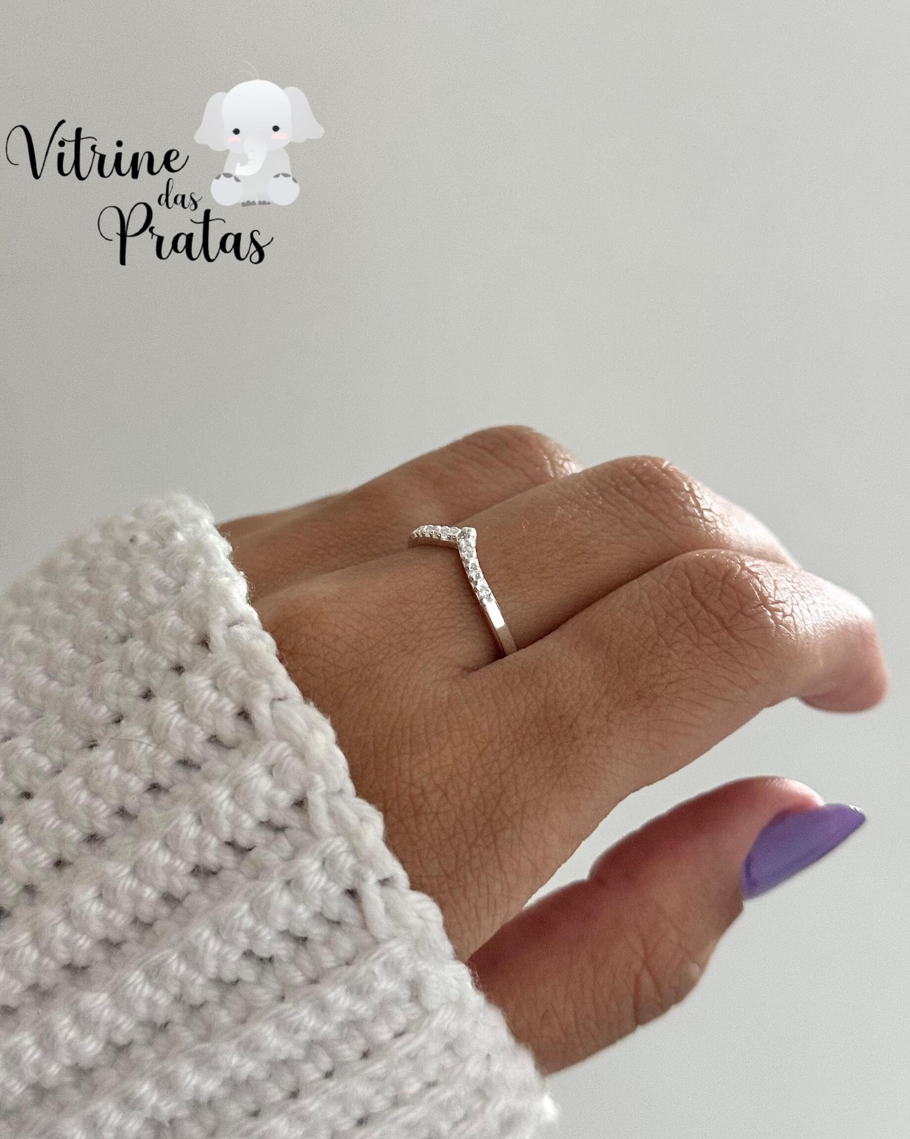 Anel Ponta Cravejada Prata 925.