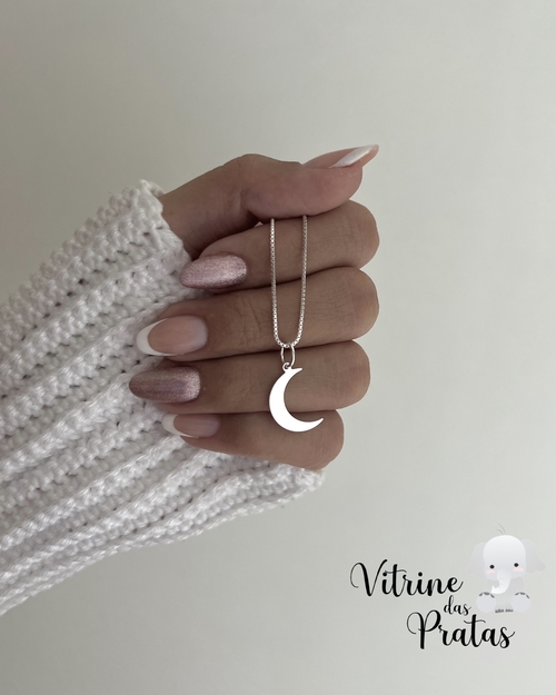 Colar com pingente de lua lisa. Prata 925.