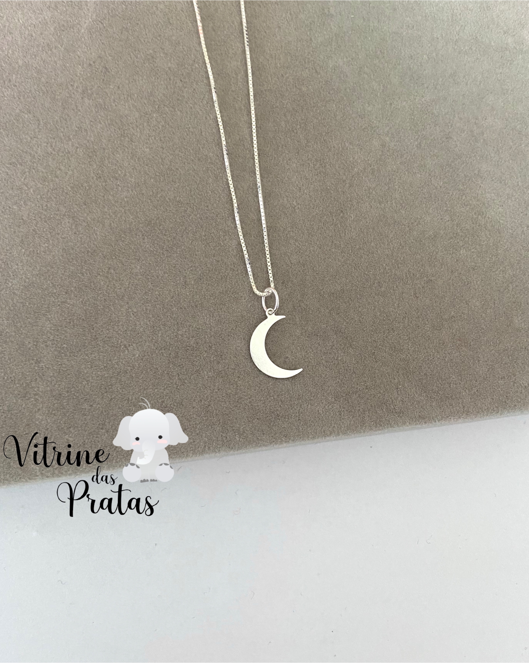Colar com pingente de lua lisa. Prata 925.