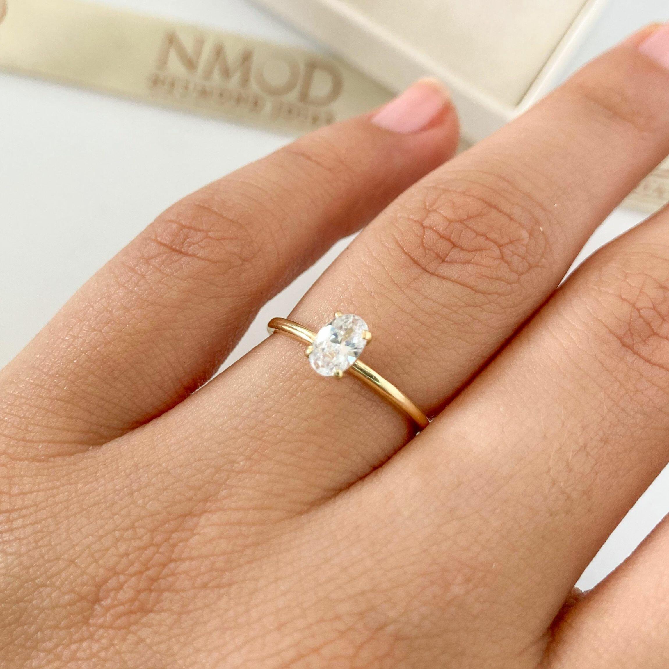 Anel Solitário Ouro 18K com Pedra Oval 4x6mm elegante e delicado