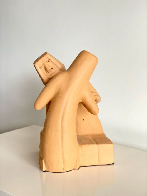 Escultura Amorosos em Cerâmica - Mano de Baé - a partir de R$807,50