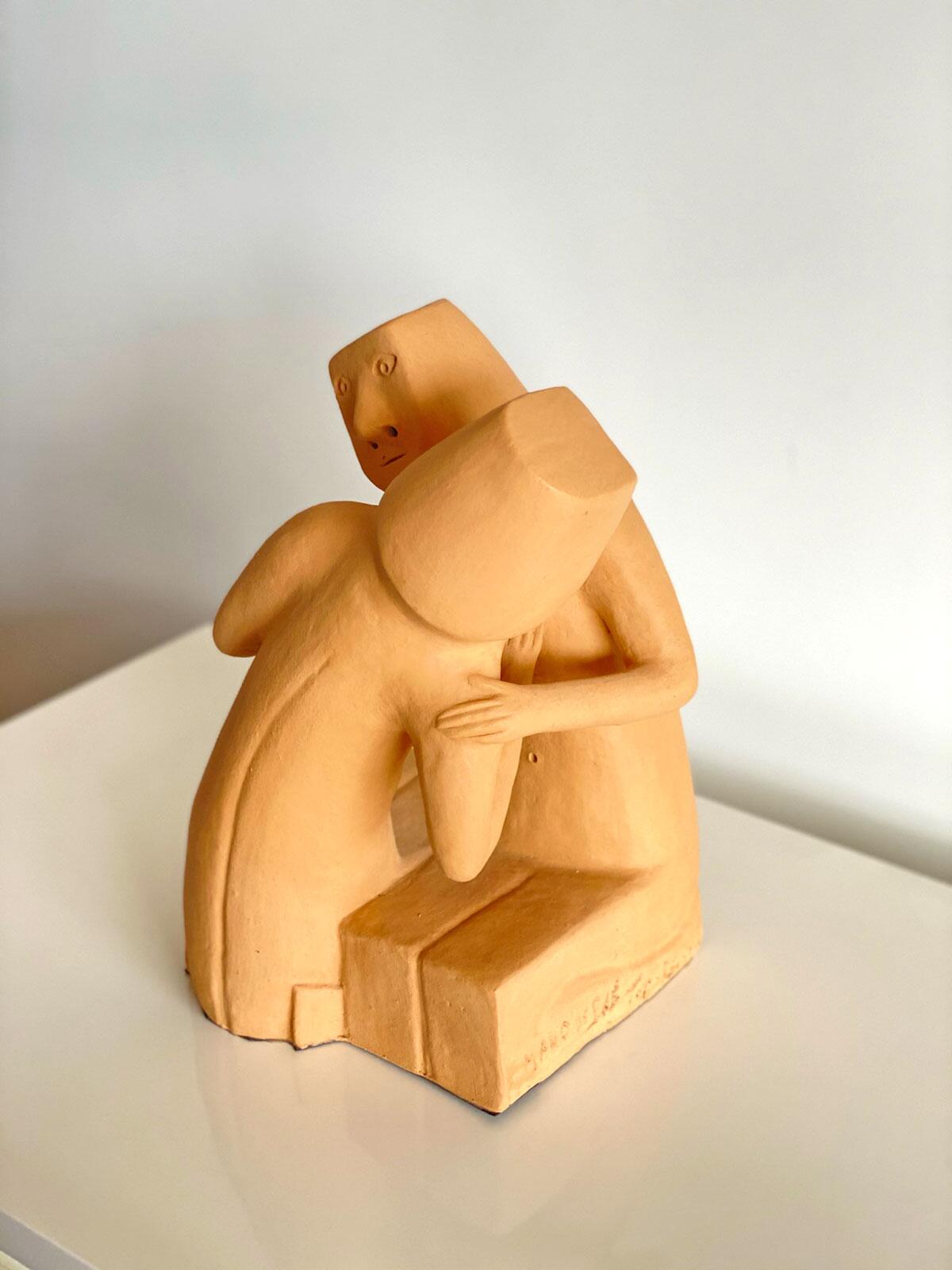 Escultura Amorosos em Cerâmica - Mano de Baé - a partir de R$807,50