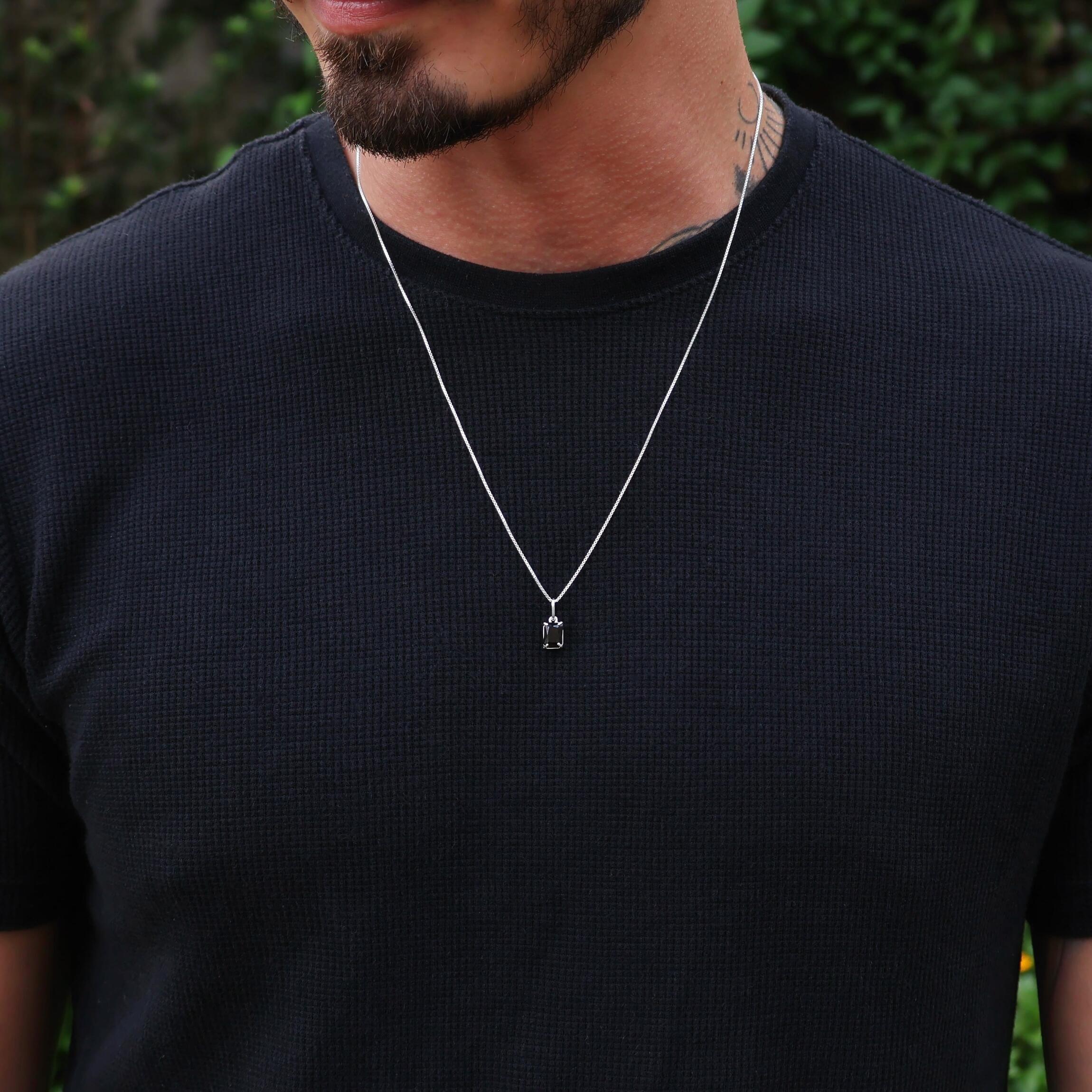 Comprar Colar Masculino com Pedra Cristal Slim Preto - R$237,00
