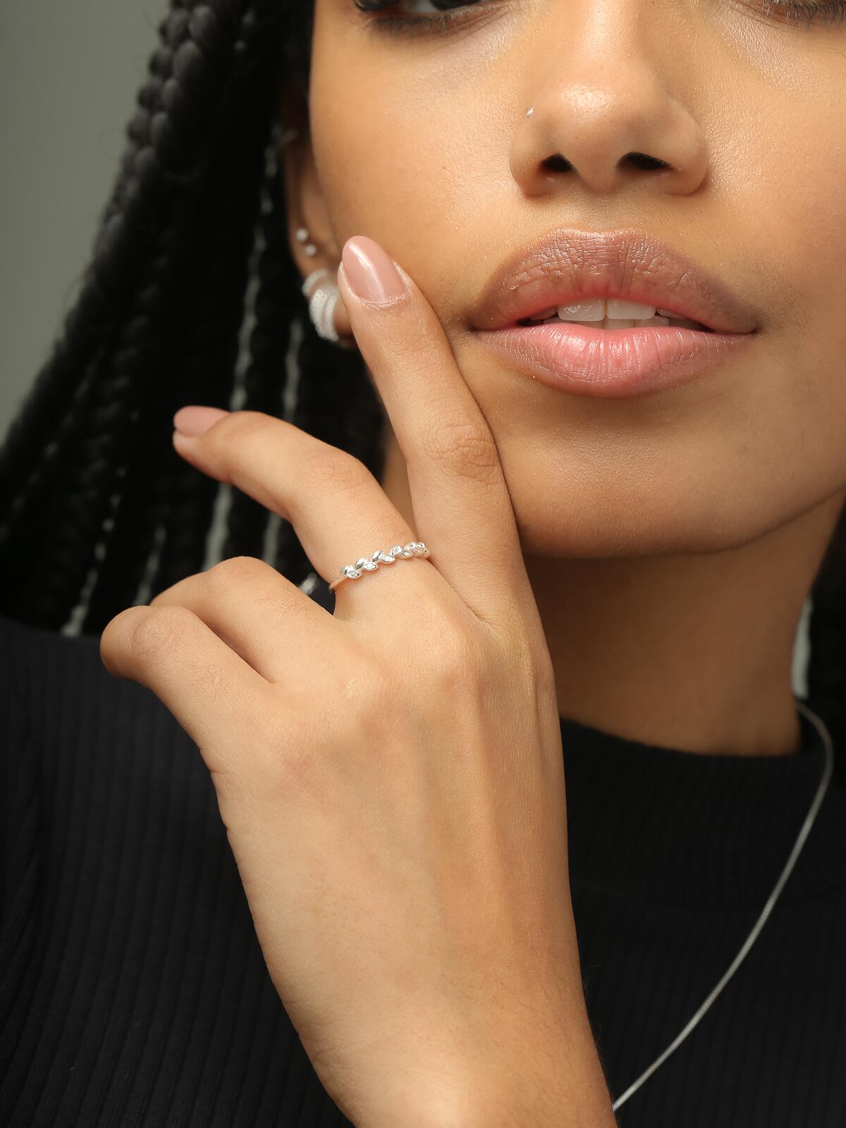 Anel Folhinha Cravejada em Prata 925 - Design Minimalista