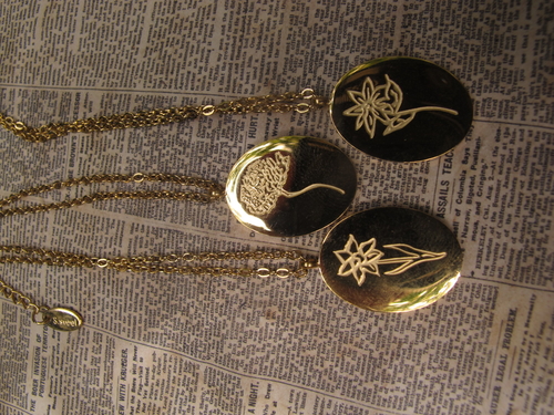 Comprar Colares flor do mês e Dourados. - SOULILYARANTES