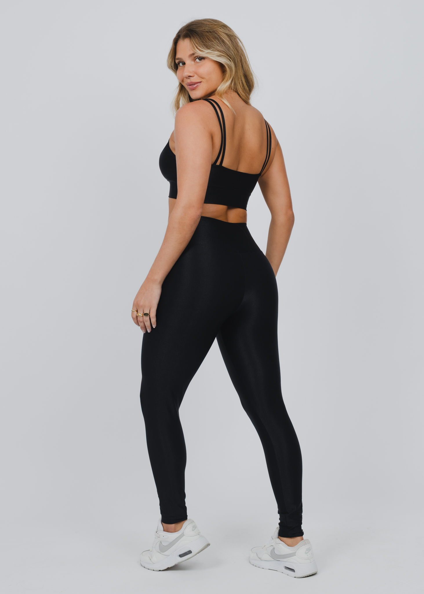 Comprar Conjunto Legging Básica + Top Isa Compressão Preto - Dalu ...